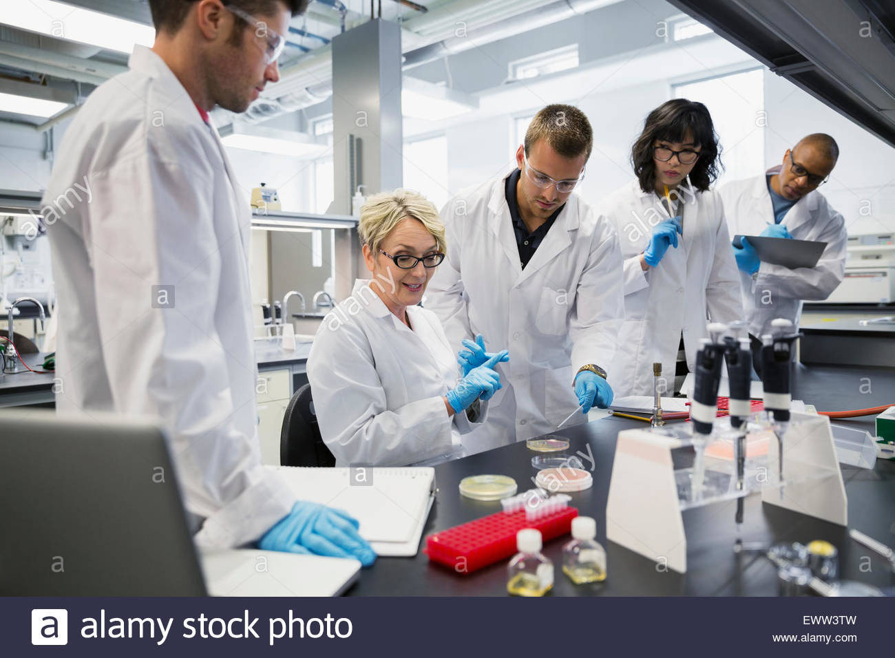 Students laboratory hi-res stock photography and images - Alamy
