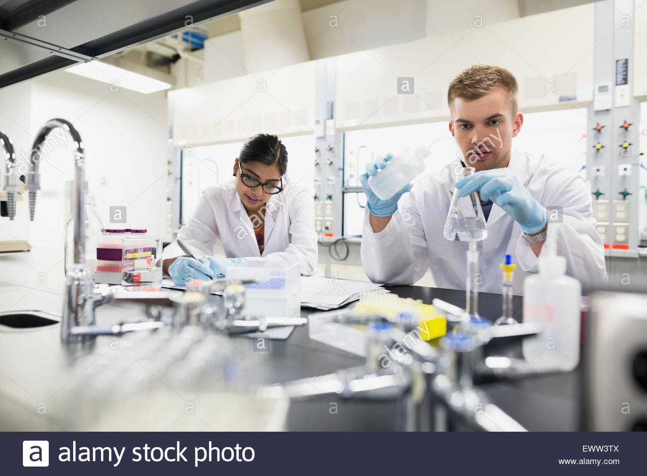 Lab scientists hi-res stock photography and images - Alamy