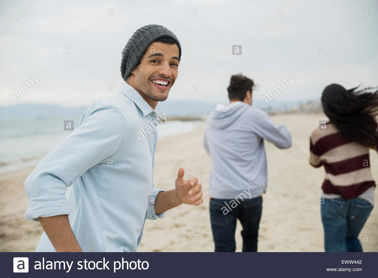Friends on beach hi-res stock photography and images - Alamy