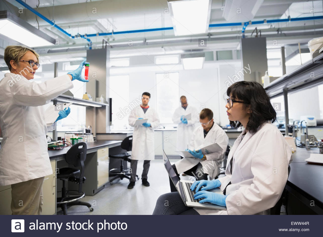 Women science research class hi-res stock photography and images - Alamy