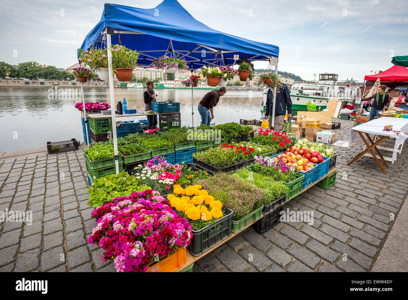 Embankment food markets hi-res stock photography and images - Alamy