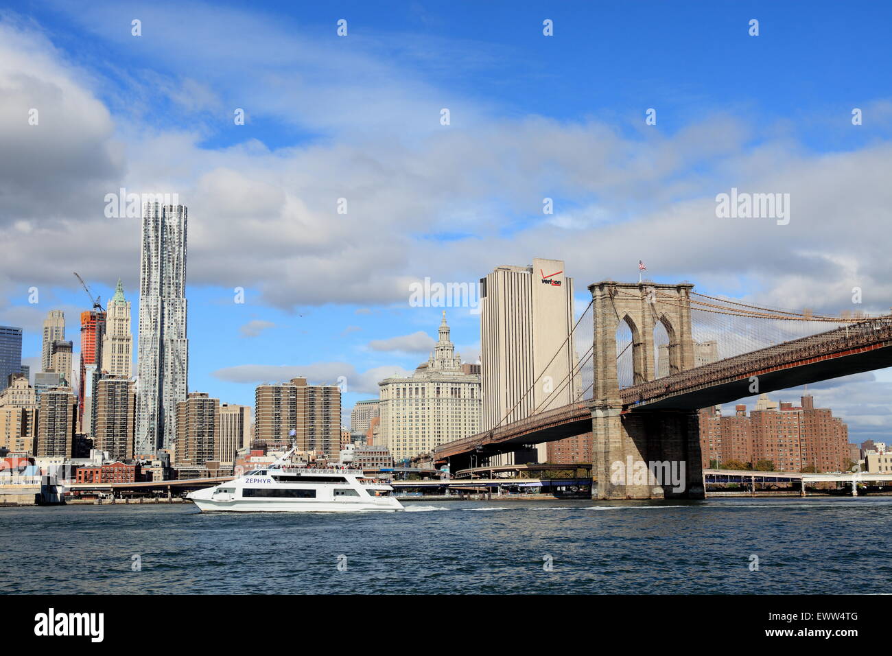 Overview of New York Manhattan with the Brooklyn bridge Stock Photo - Alamy