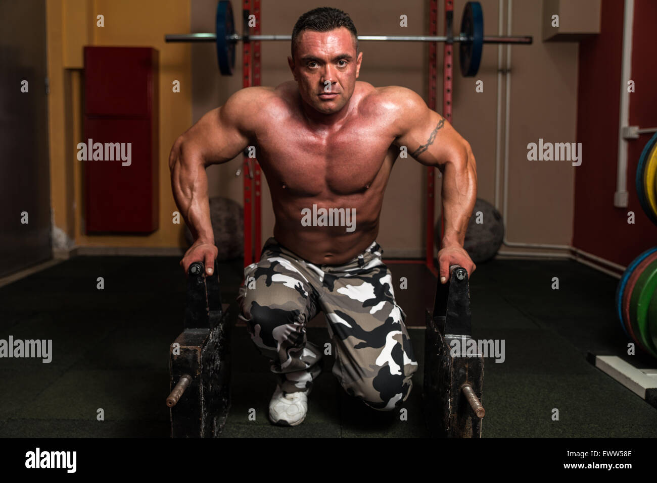 Lifting heavy suitcase hi-res stock photography and images - Alamy