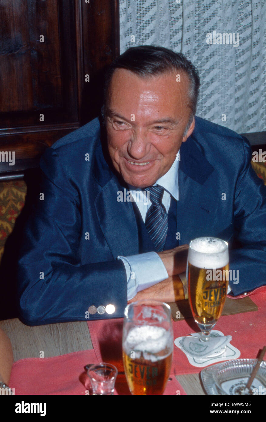 Der deutsche Showmaster und Schauspieler Heinz Schenk bei einem Bier ...