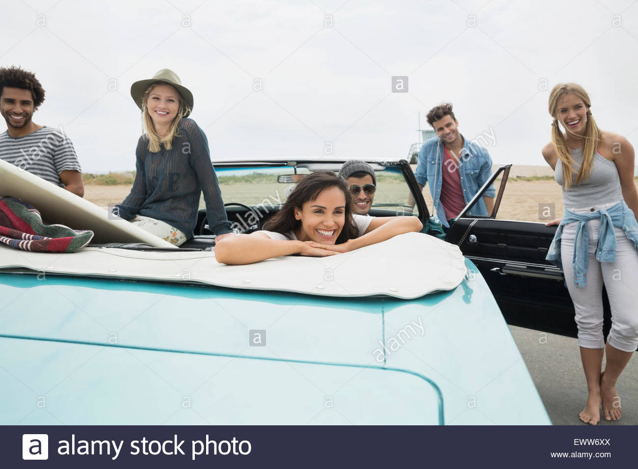 Friends around convertible beach hi-res stock photography and images ...