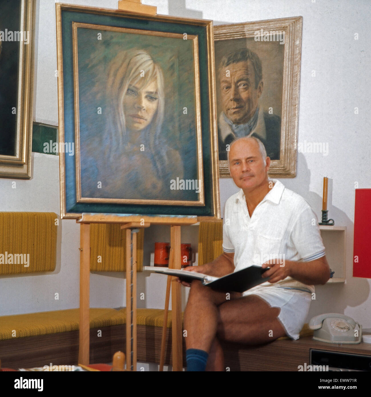 Der Kunstmaler Walter Muth mit einer Auswahl seiner Werkr, Deutschland ...