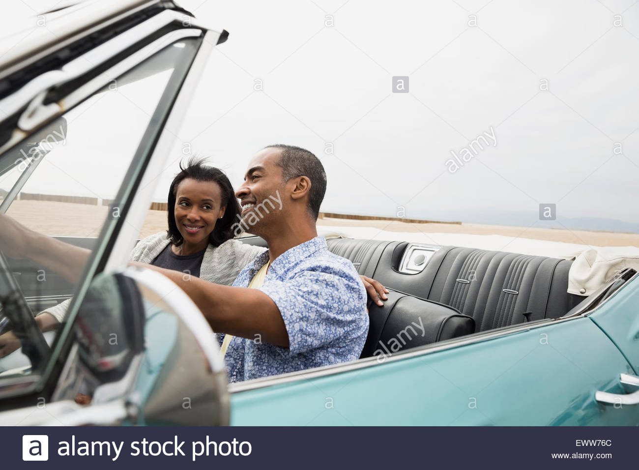 Black couple sitting beach hi-res stock photography and images - Alamy