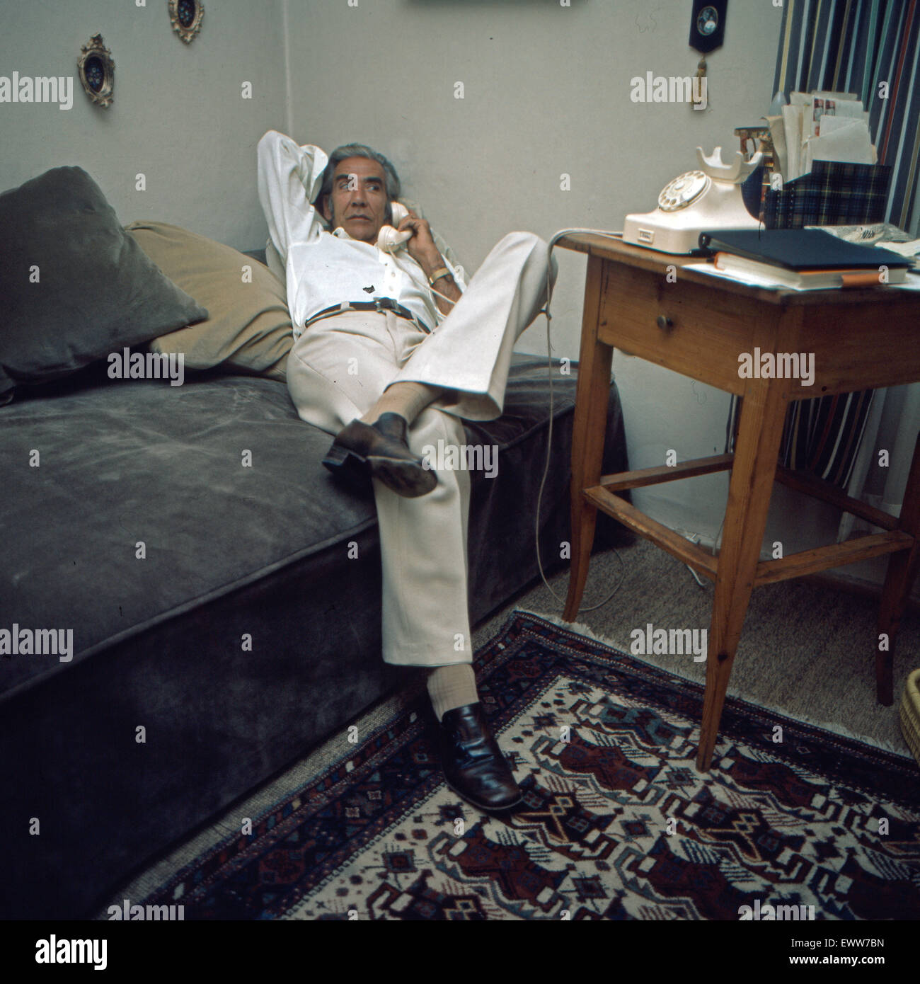 Der Schweizer Schauspieler Lukas Ammann am Telefon, Deutschland 1970er ...