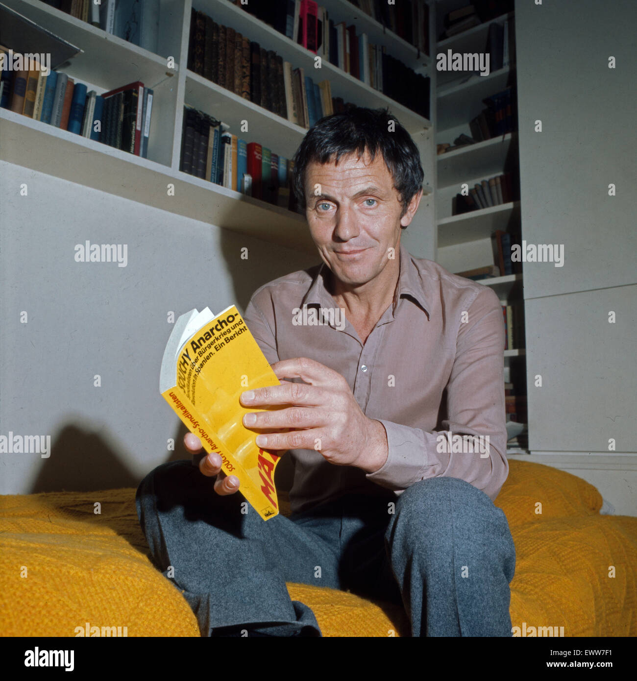 Der deutsche Schauspieler Heinz Bennent beim Lesen, Deutschland 1970er ...