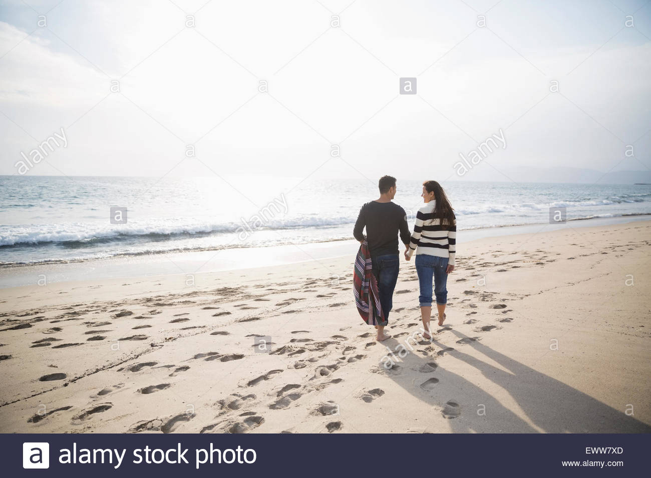 Couple walking on the beach hi-res stock photography and images - Alamy