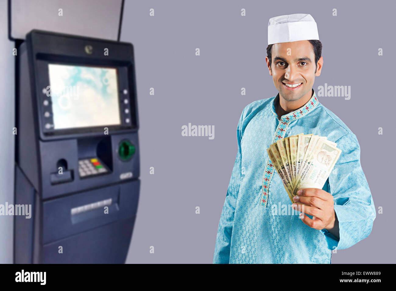 1 indian Marathi man showing money Stock Photo - Alamy