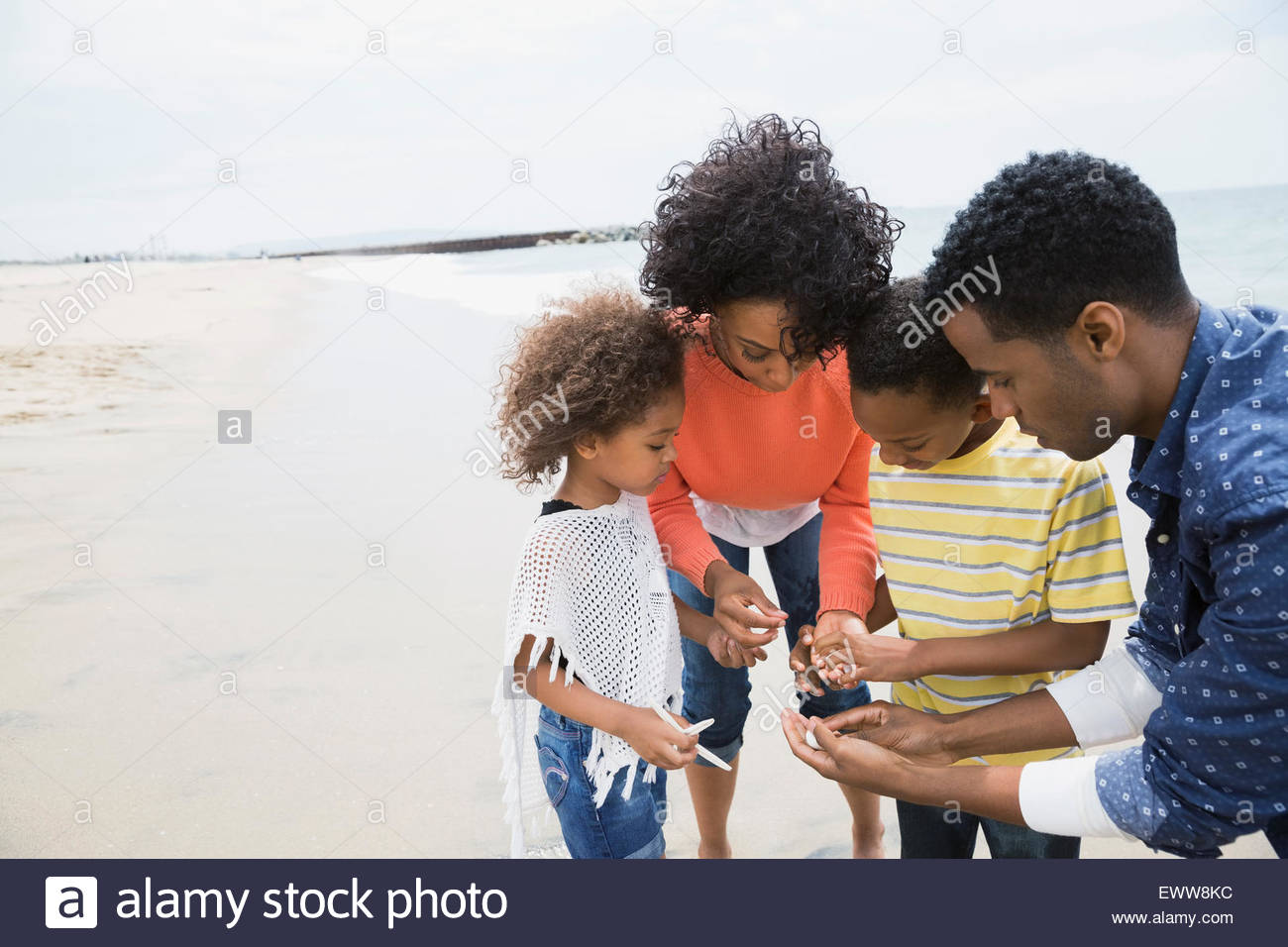 Family with beach hi-res stock photography and images - Alamy