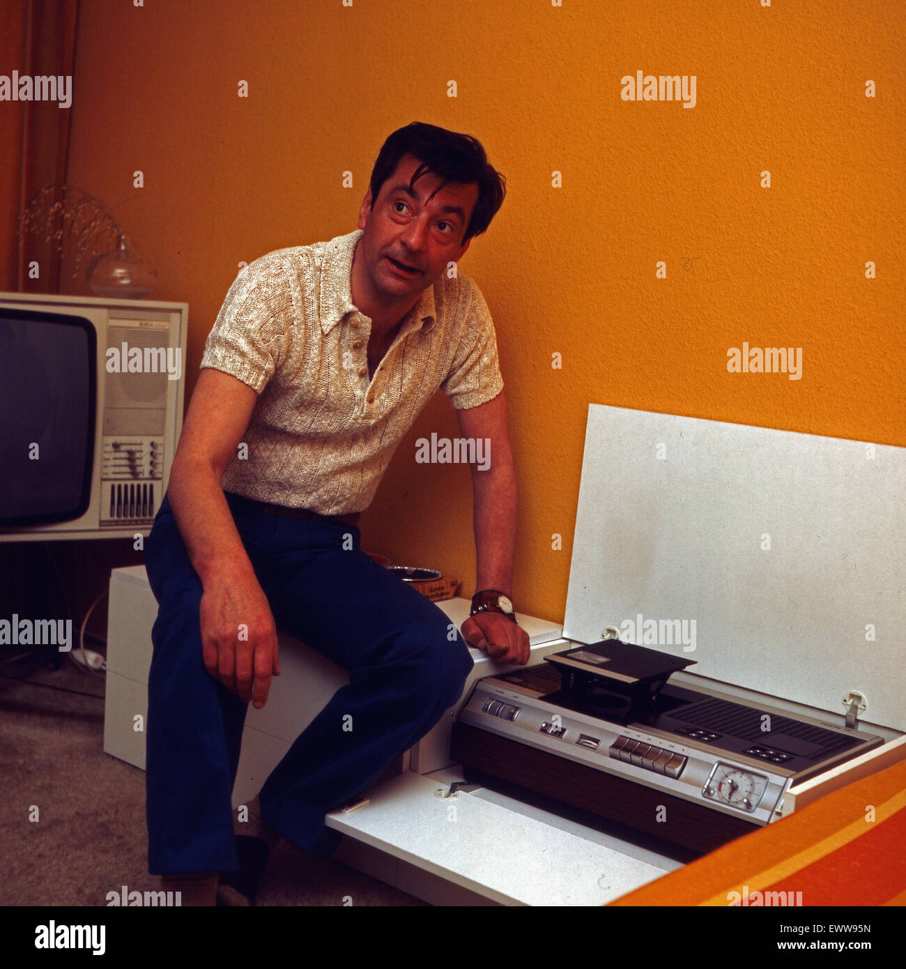 Der deutsche Schauspieler Günter Mack mit einem Philips N 1500 ...