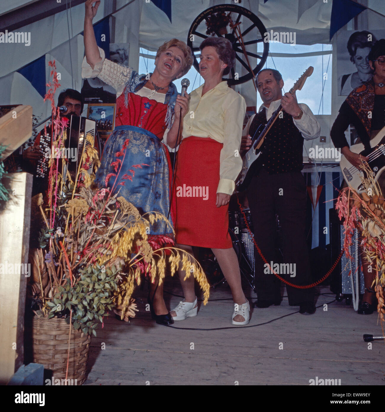 Deutsche volkstümliche Sängerin Maria Hellwig mit der Gewinnerin eines ...