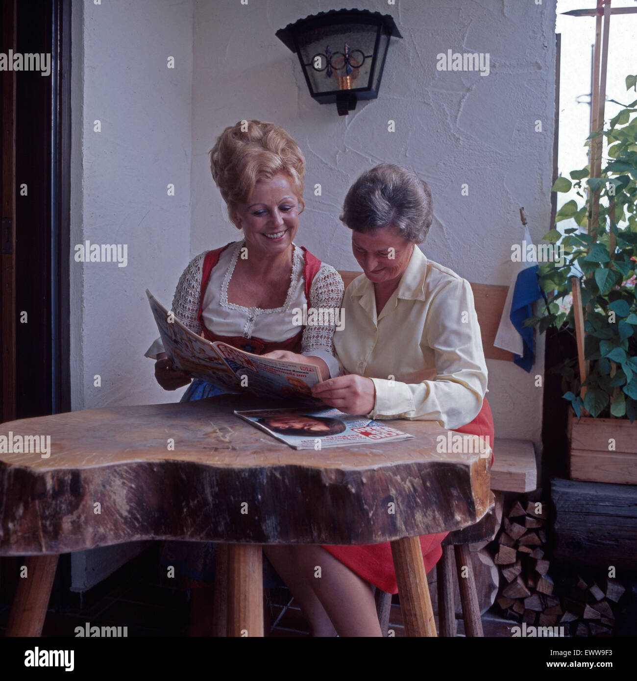 Deutsche volkstümliche Sängerin Maria Hellwig mit der Gewinnerin eines ...