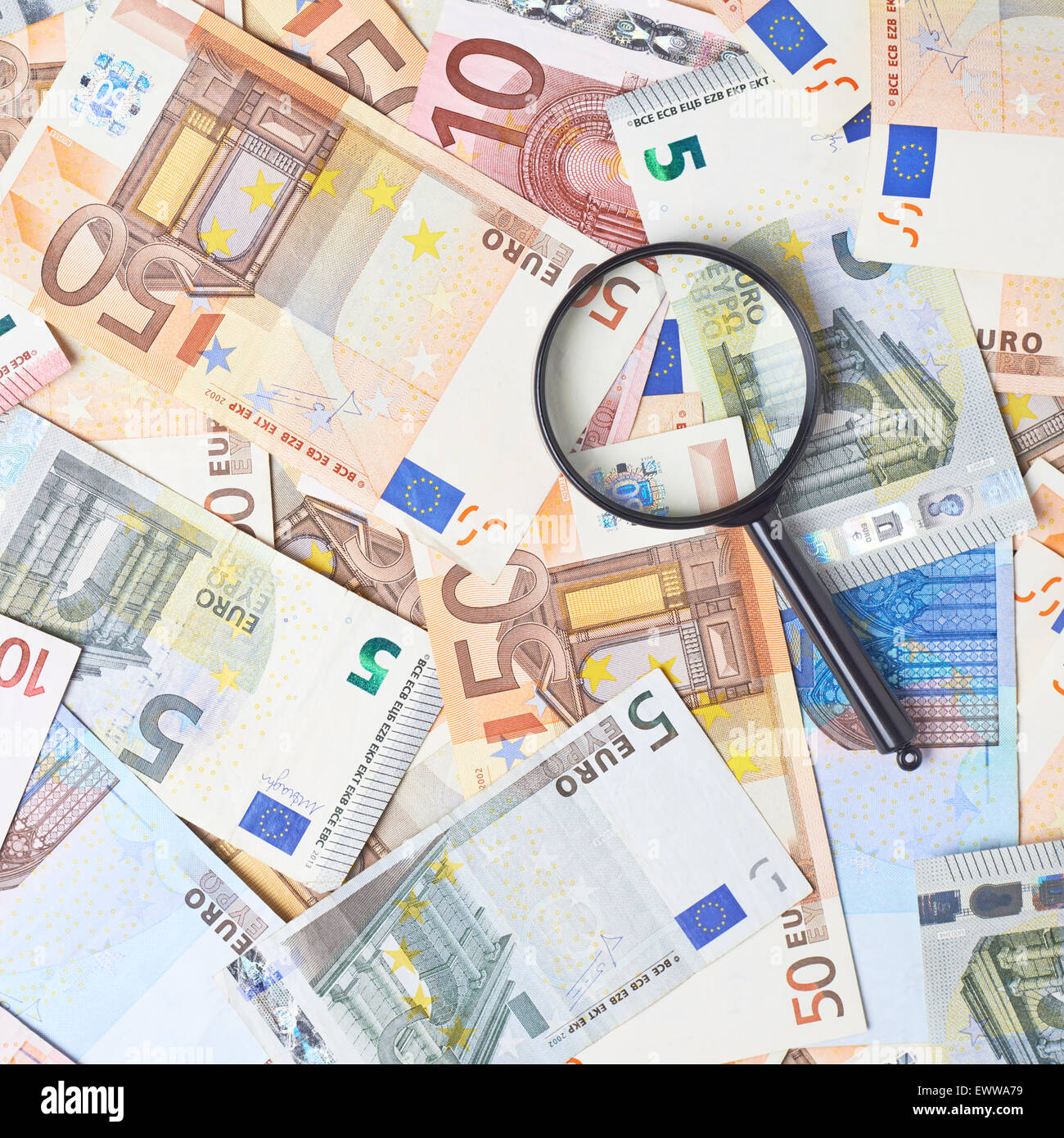 Magnifying glass over banknote hi-res stock photography and images - Alamy