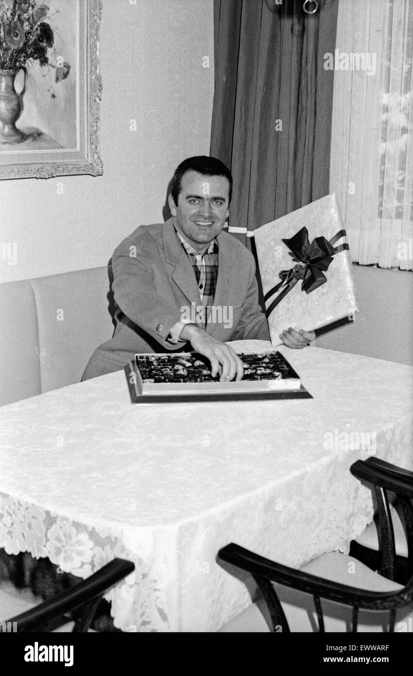 Der deutsche Musiker und Bandleader Max Greger mit einer Schachtel ...