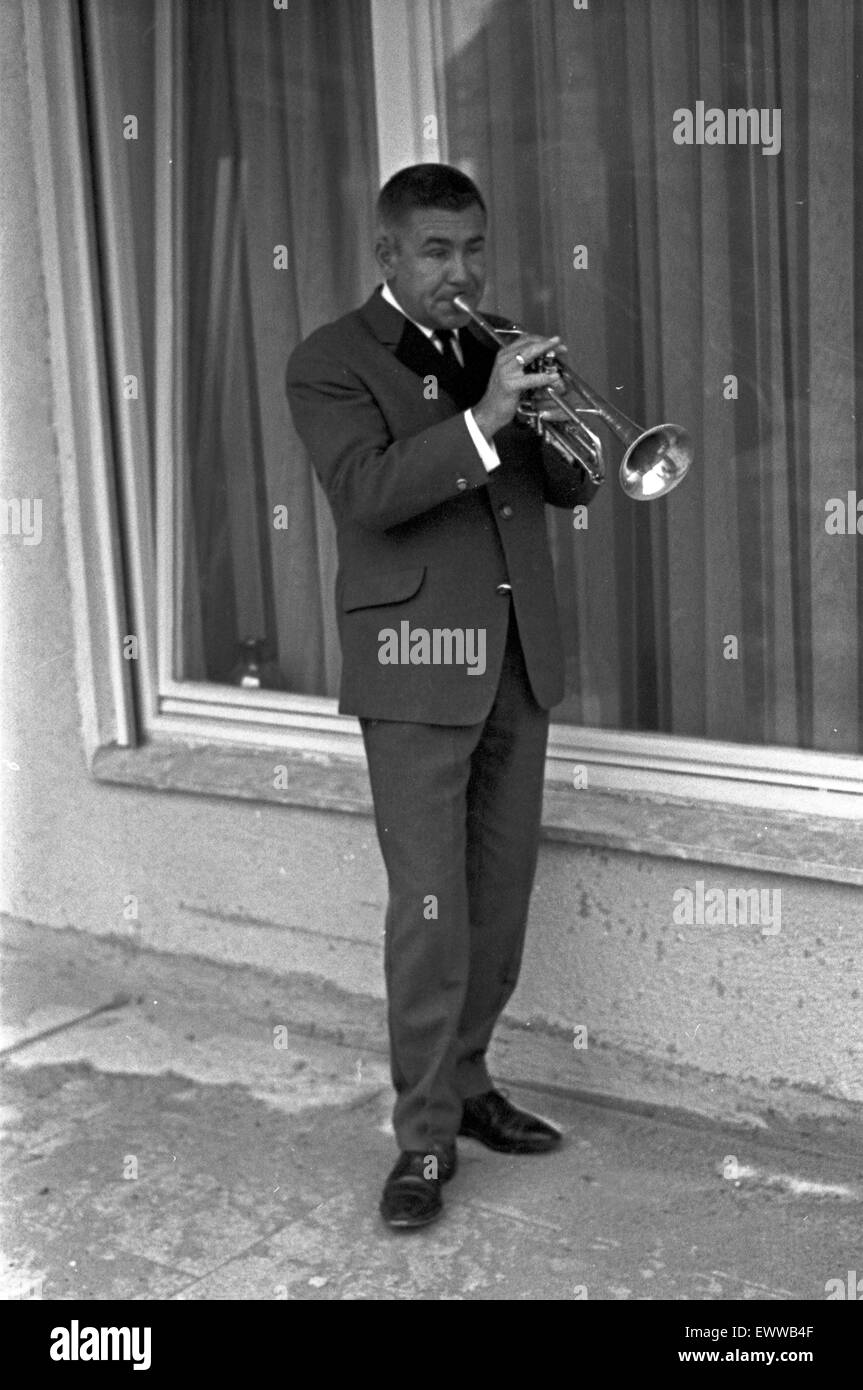 Der deutsche Trompeter und Komponist Roy Etzel, Deutschland 1960er ...