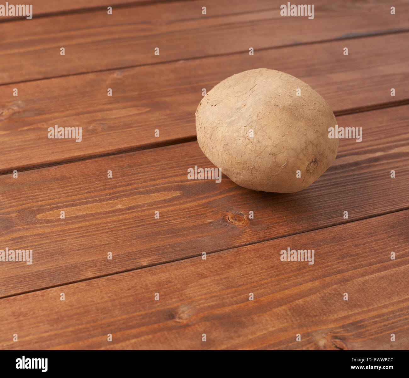 Single brown potato composition Stock Photo - Alamy