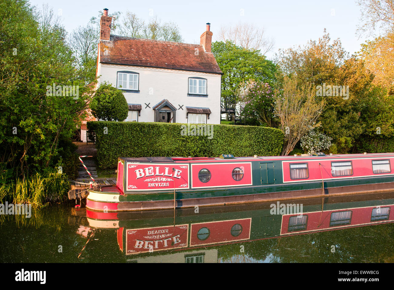 Canal side cottage hi-res stock photography and images - Alamy