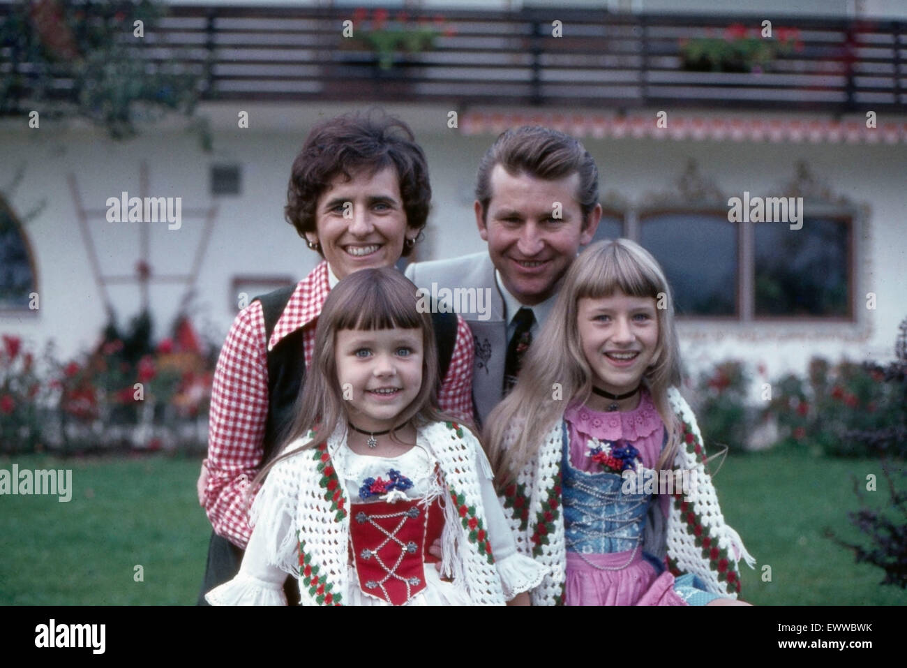 Kleine volkstümliche Sängerin Heidi Ott mit ihrer Familie, Deutschland ...