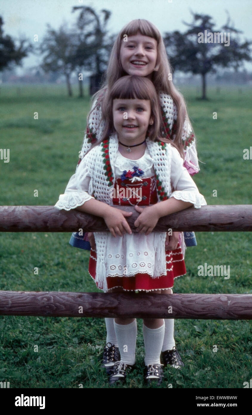 Kleine volkstümliche Sängerin Heidi Ott mit ihrer Schwester Martina ...