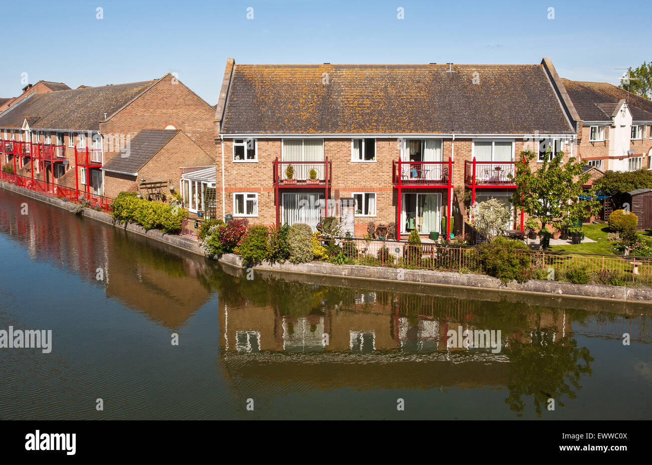Houses next to Hilperton Marina on Kennet and Avon Canal. Countryside ...