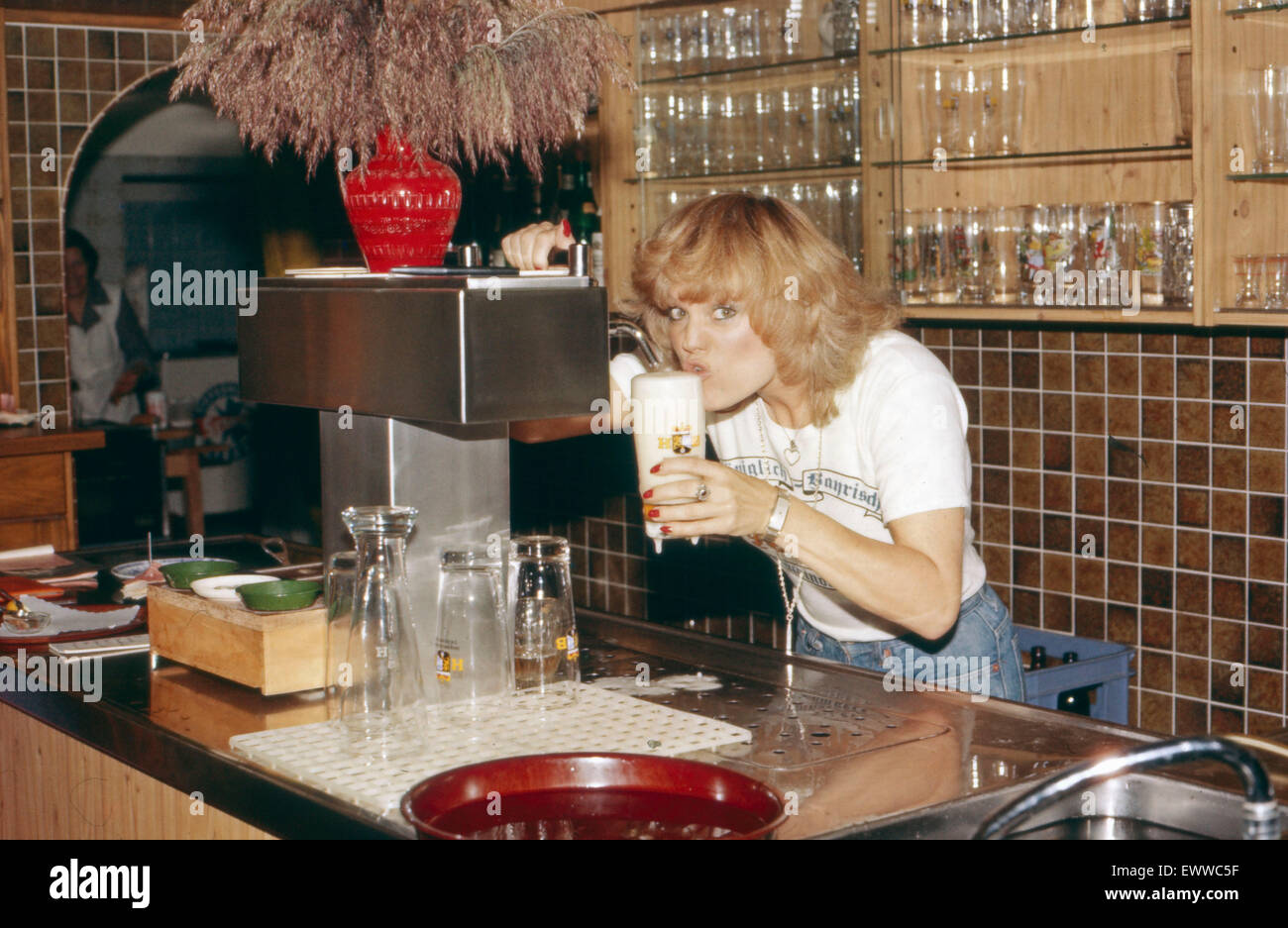Deutsche Schauspielerin Christiane Rücker zapft Bier an einer Theke ...