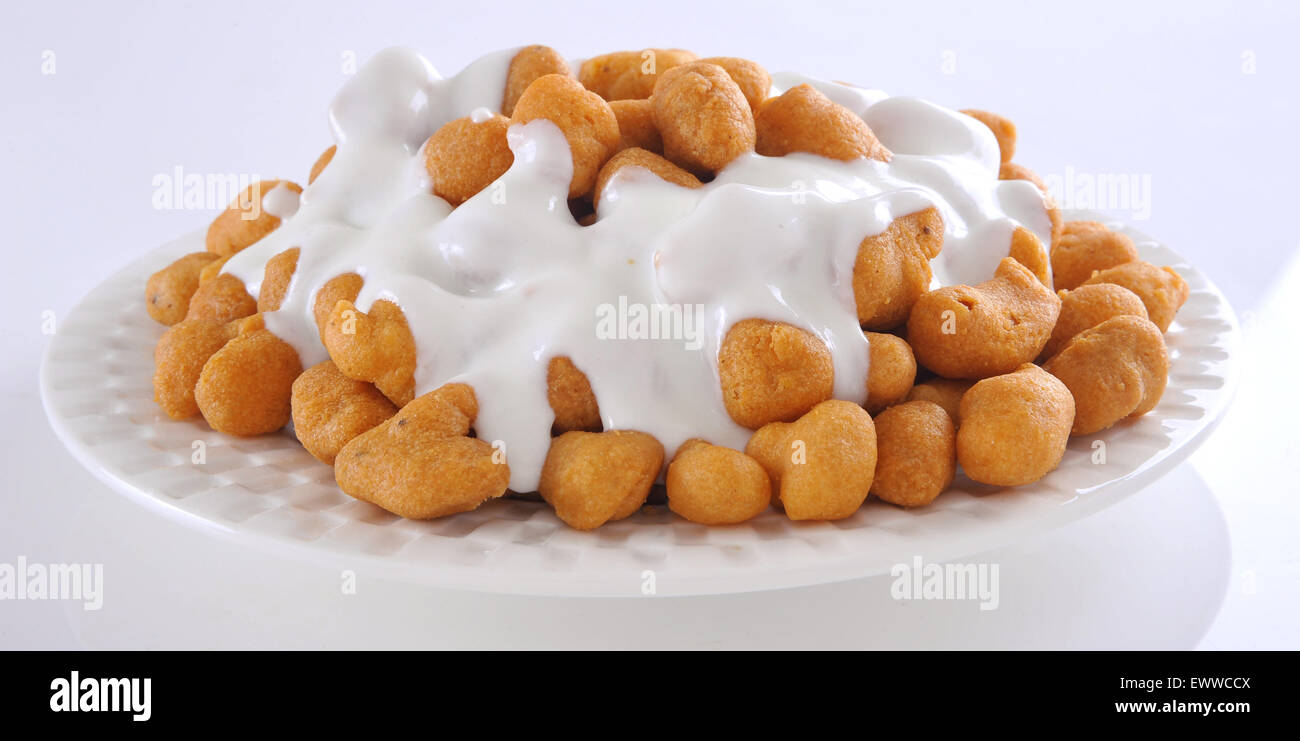 Dahi Barey or Dahi Boondi famous Pakistani & Indian street food topped ...