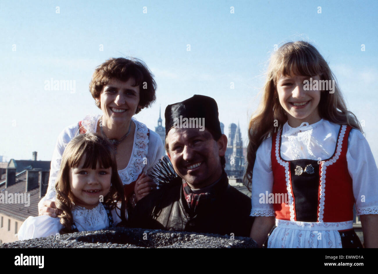 Kinderstars Heidi und Martina Ott mit Famile in München, Deutschland ...