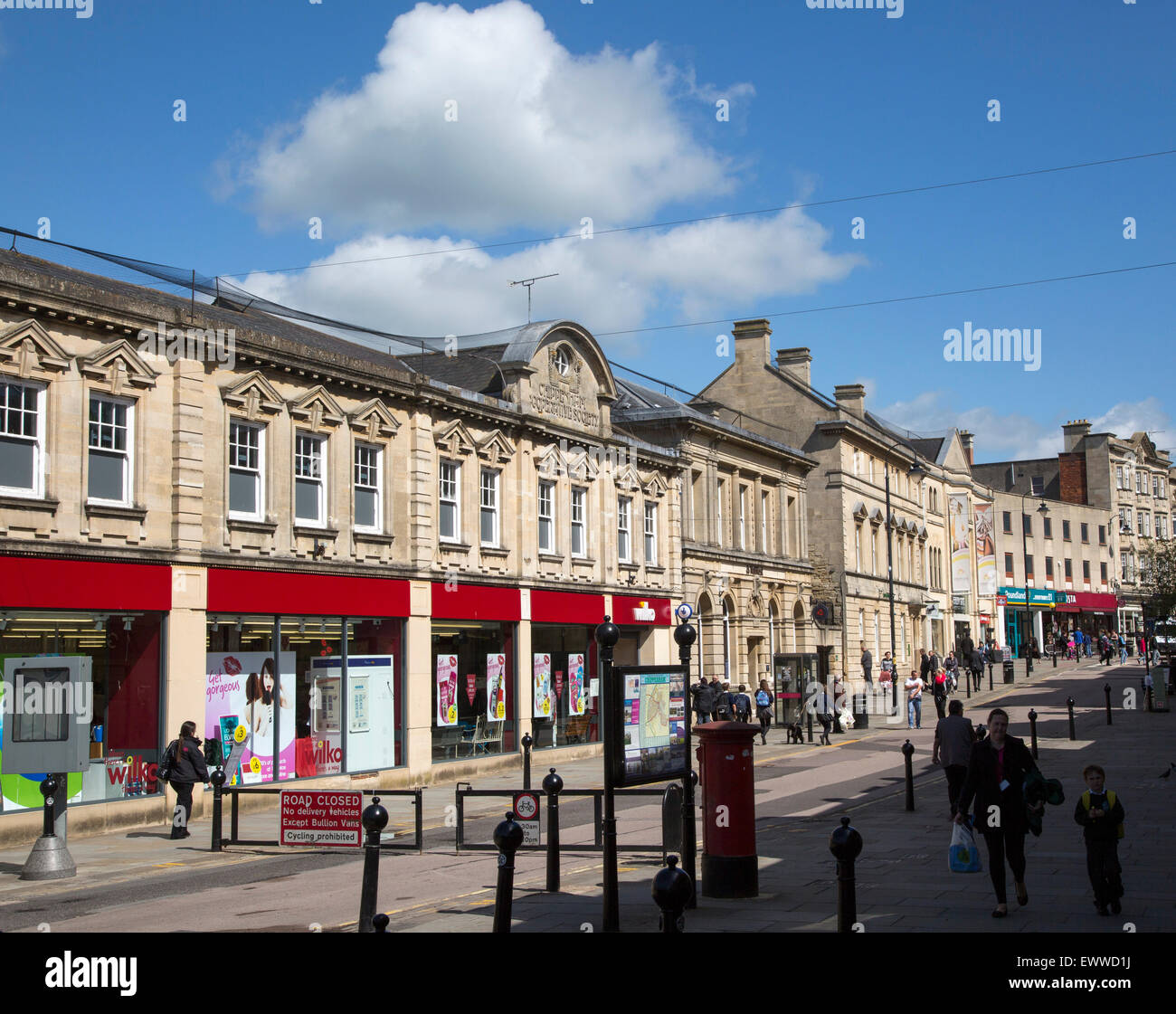 Shops in town centre of chippenham hi-res stock photography and images ...