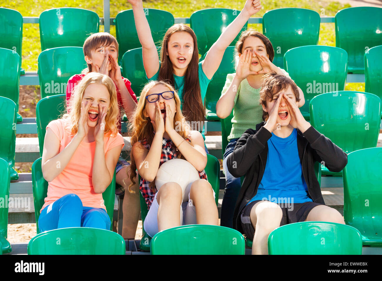 Teens cheering for team hi-res stock photography and images - Alamy