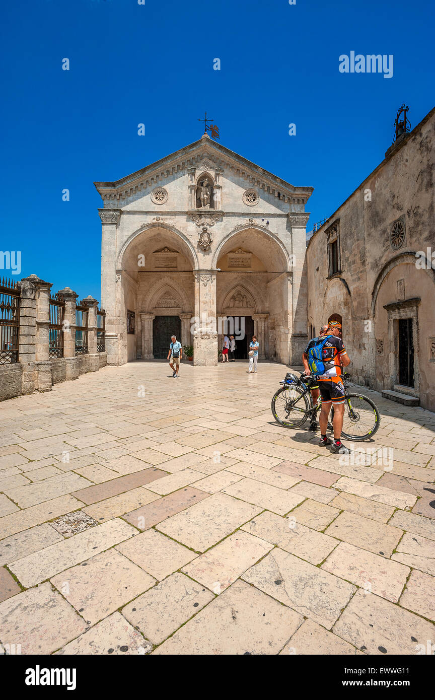 Puglia gargano monte santangelo la chiesa grotta di san michele hi-res ...