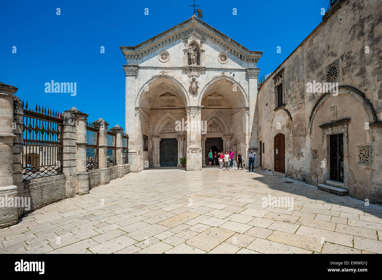 Puglia gargano monte santangelo la chiesa grotta di san michele hi-res ...