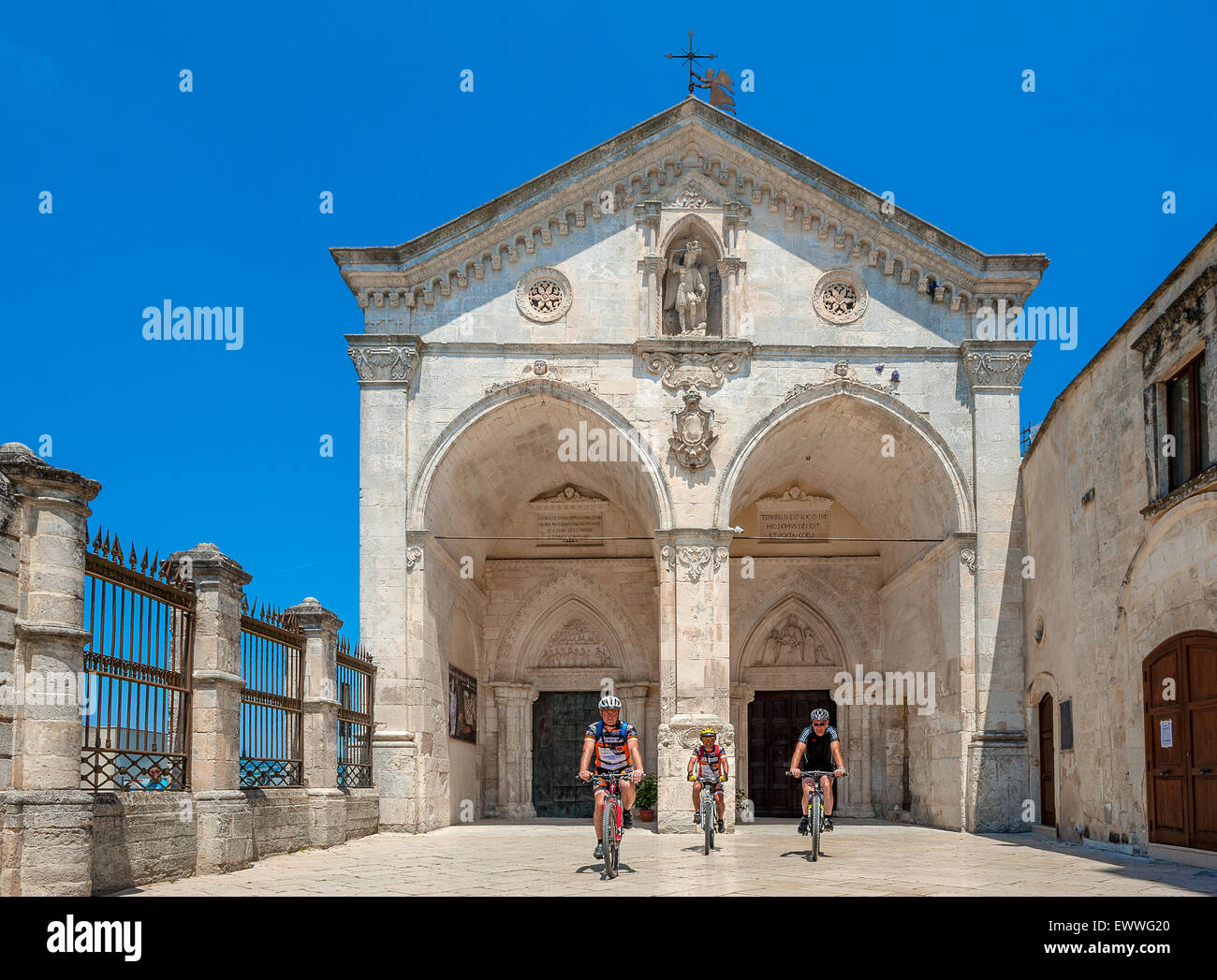 Puglia gargano monte santangelo la chiesa grotta di san michele hi-res ...