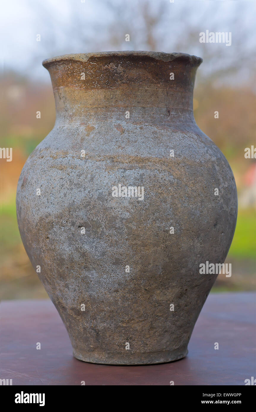 Old terracotta pot hi-res stock photography and images - Alamy