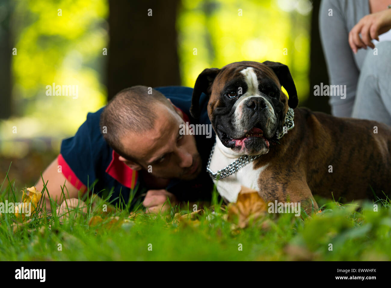 Man kissing dog outdoors hi-res stock photography and images - Alamy