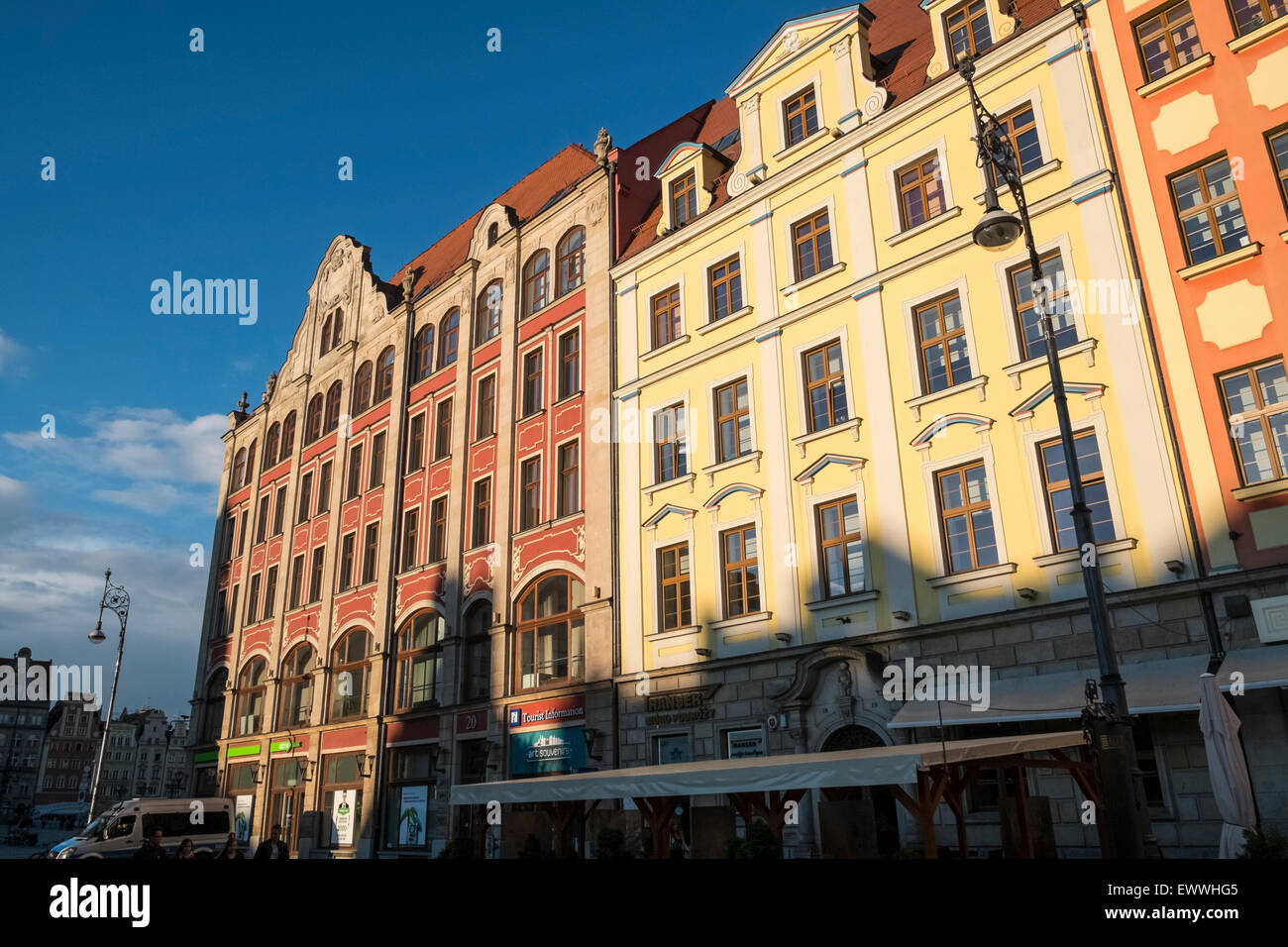 Early evening light on colourful traditional buildings in Wroclaw ...