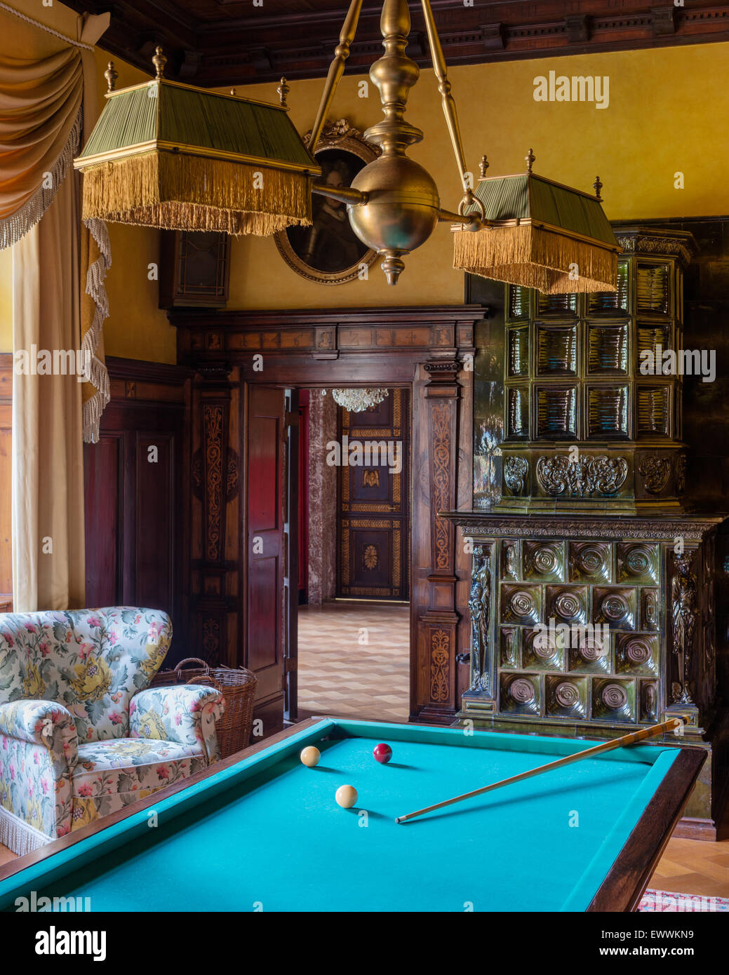 Gold billiard table hi-res stock photography and images - Alamy