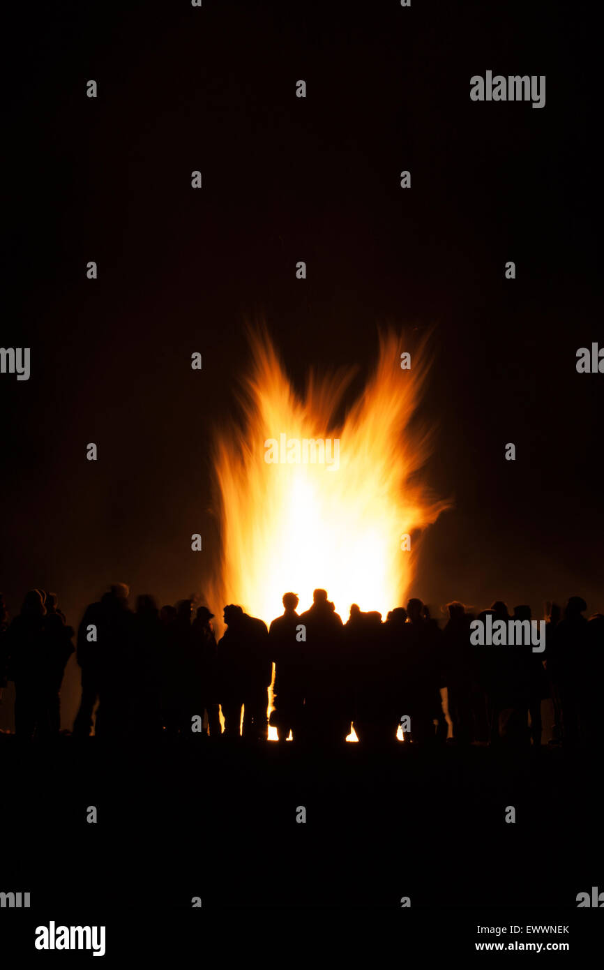 People watching bonfire hi-res stock photography and images - Alamy