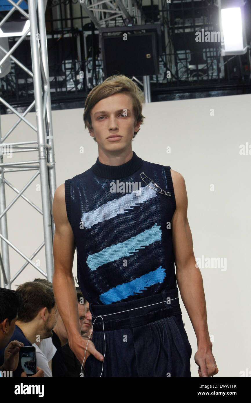 London collections men catwalk show hi-res stock photography and images ...