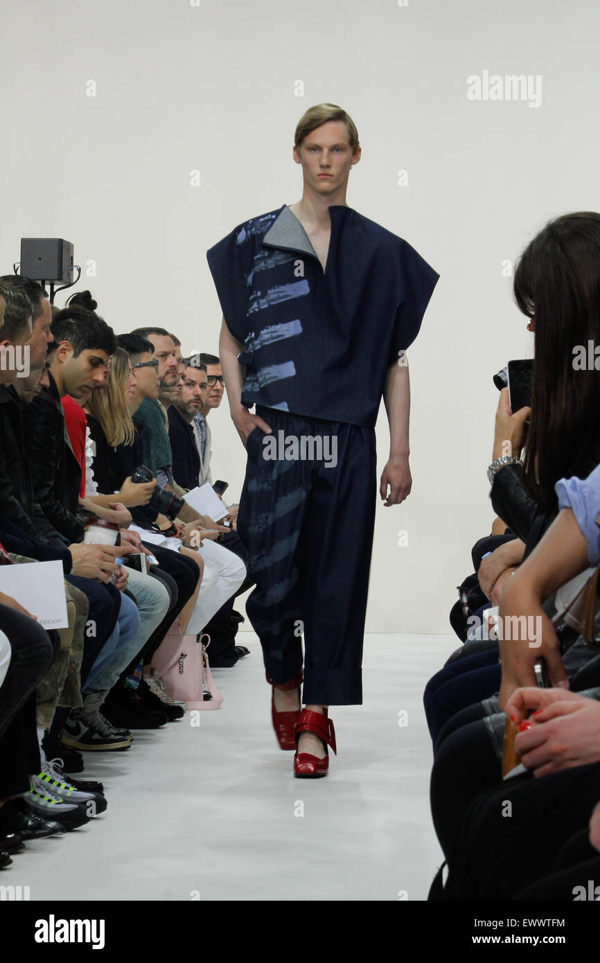 London collections men catwalk show hi-res stock photography and images ...