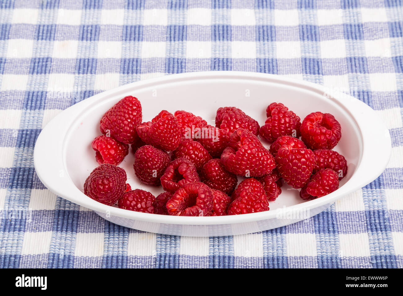 Bowl of fresh, ripe, red raspberries Stock Photo - Alamy