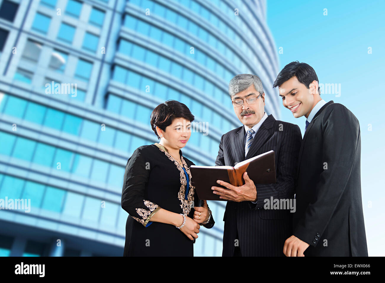Woman reading note smiling hi-res stock photography and images - Alamy