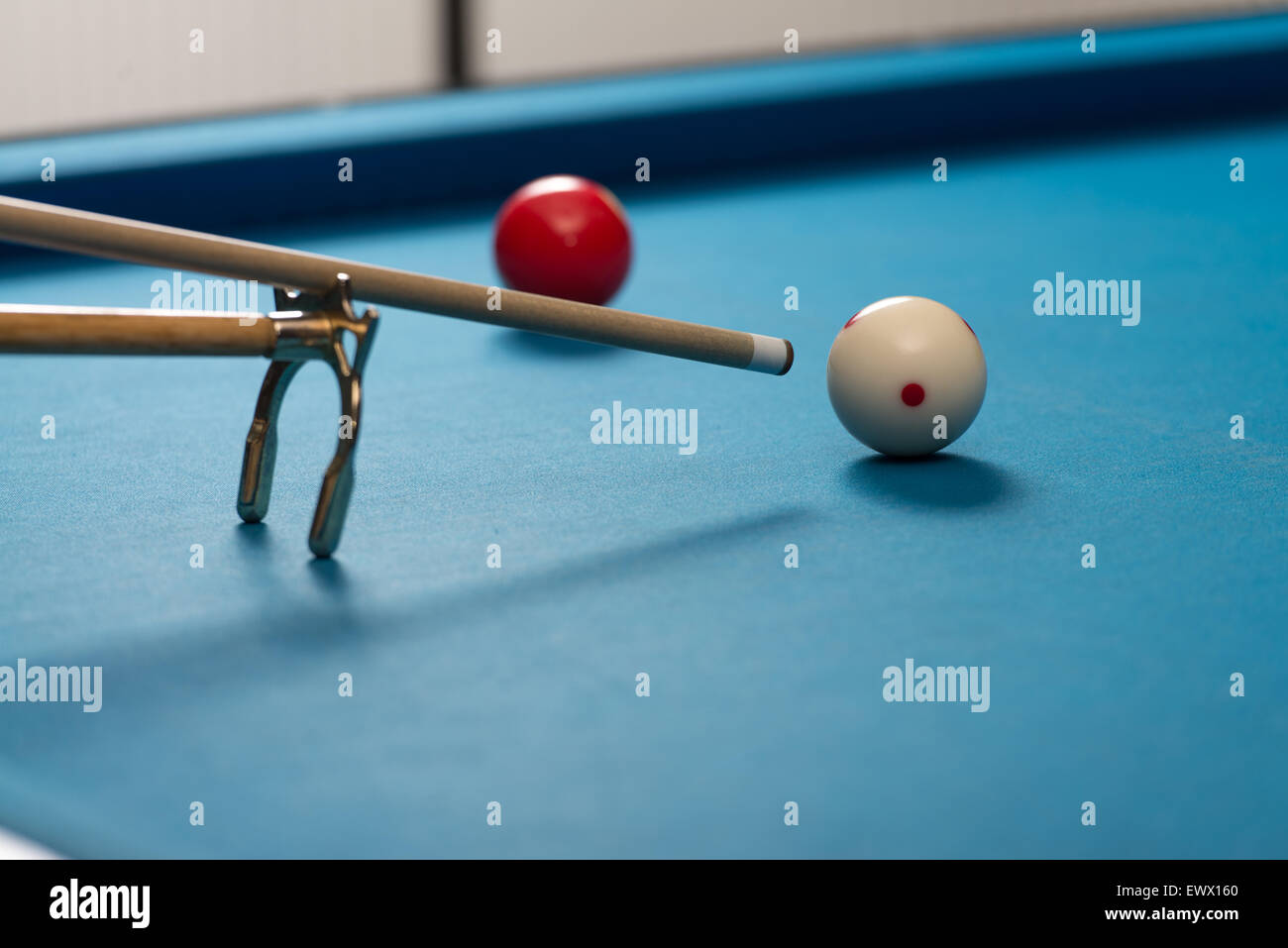 Woman taking aim hi-res stock photography and images - Alamy