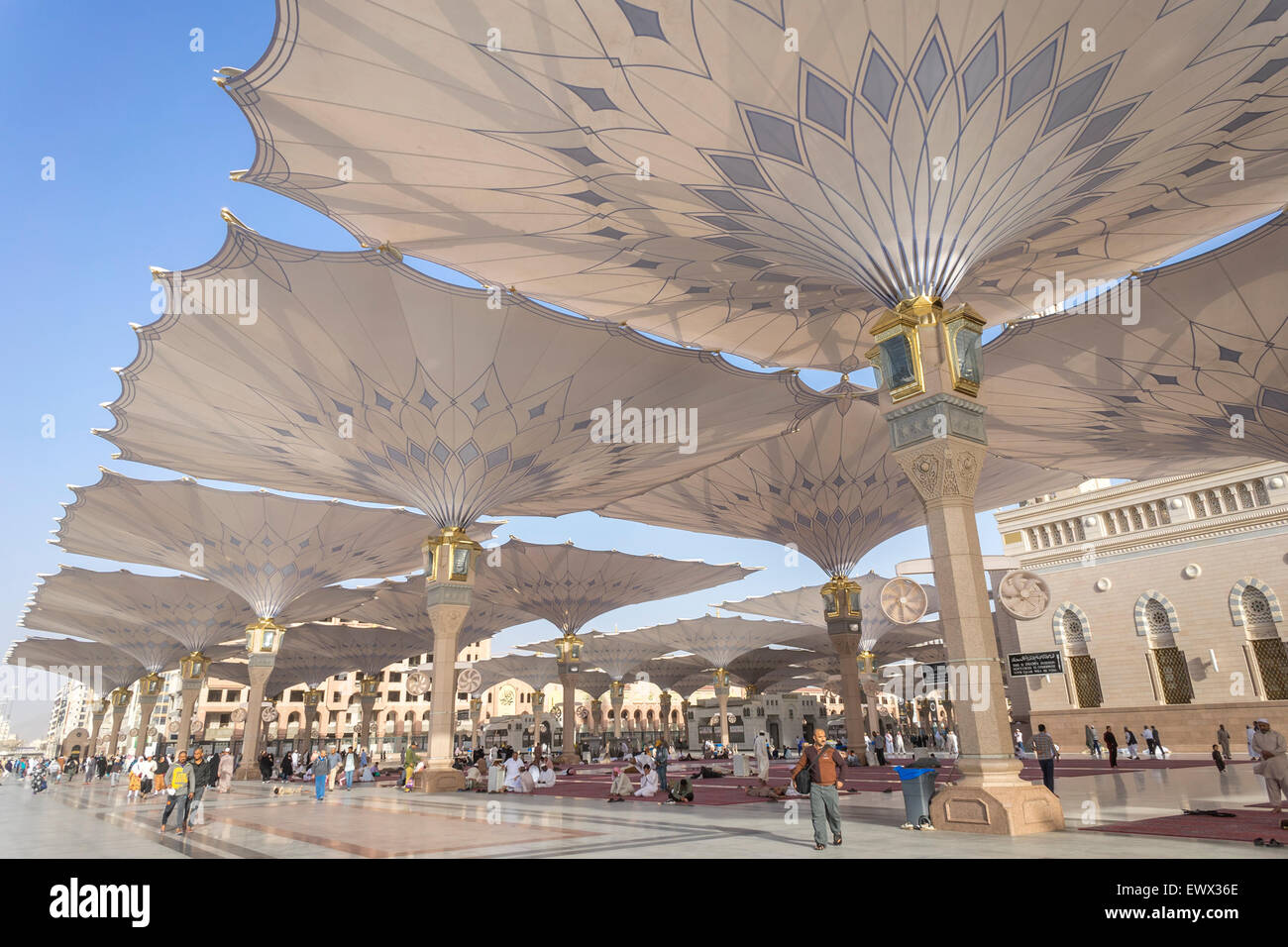 Al masjid an nabawi umbrella hi-res stock photography and images - Alamy