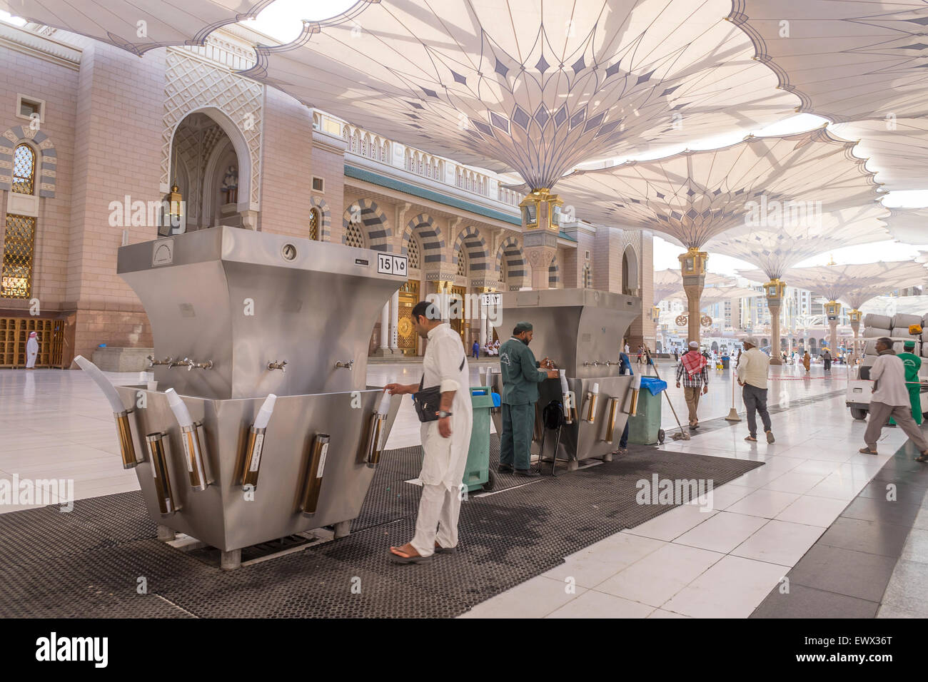 Al masjid an nabawi umbrella hi-res stock photography and images - Alamy