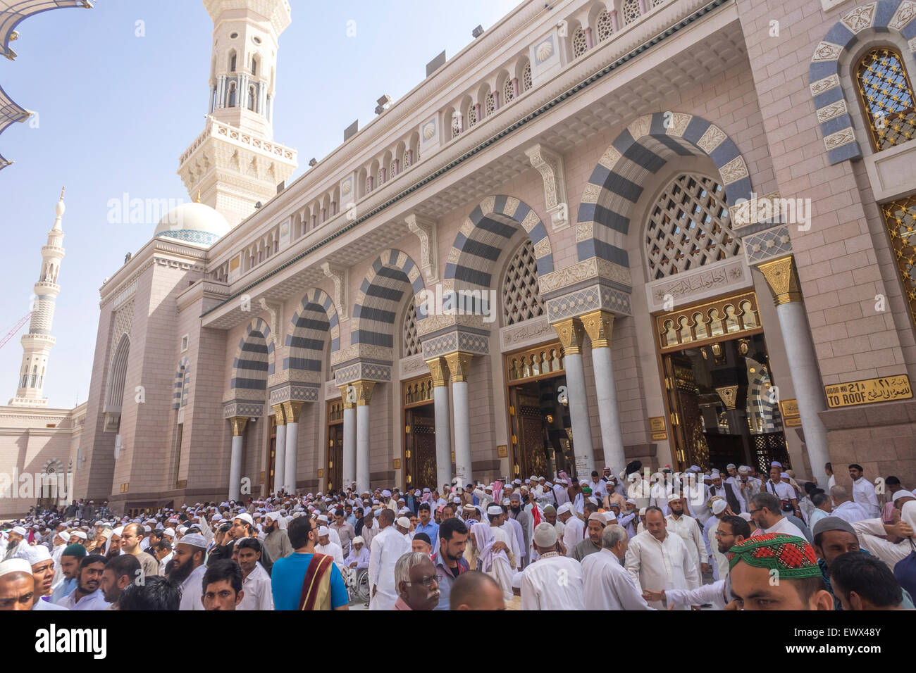 Pilgrims praying madinah hi-res stock photography and images - Alamy