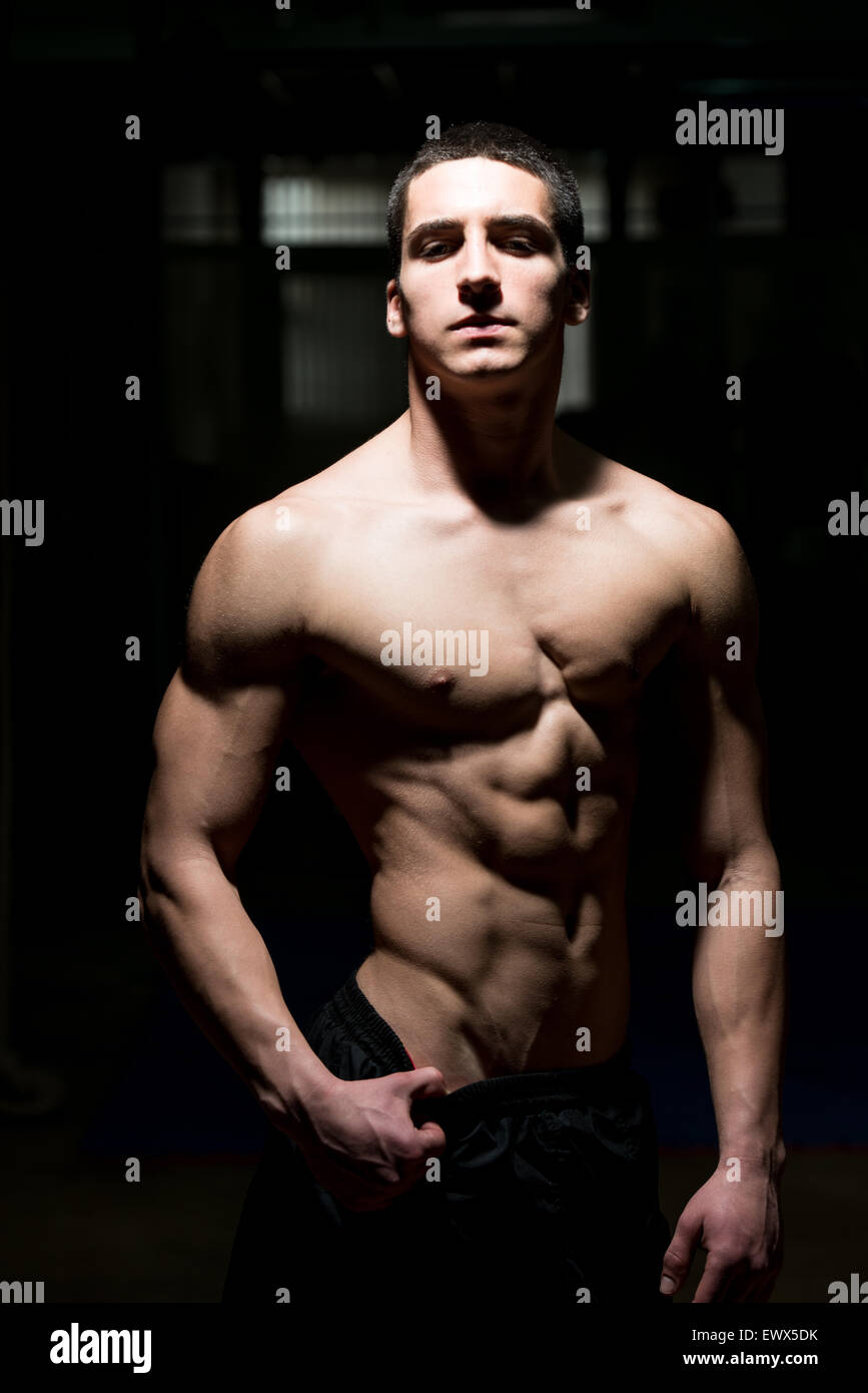 Men flexing muscles hi-res stock photography and images - Alamy