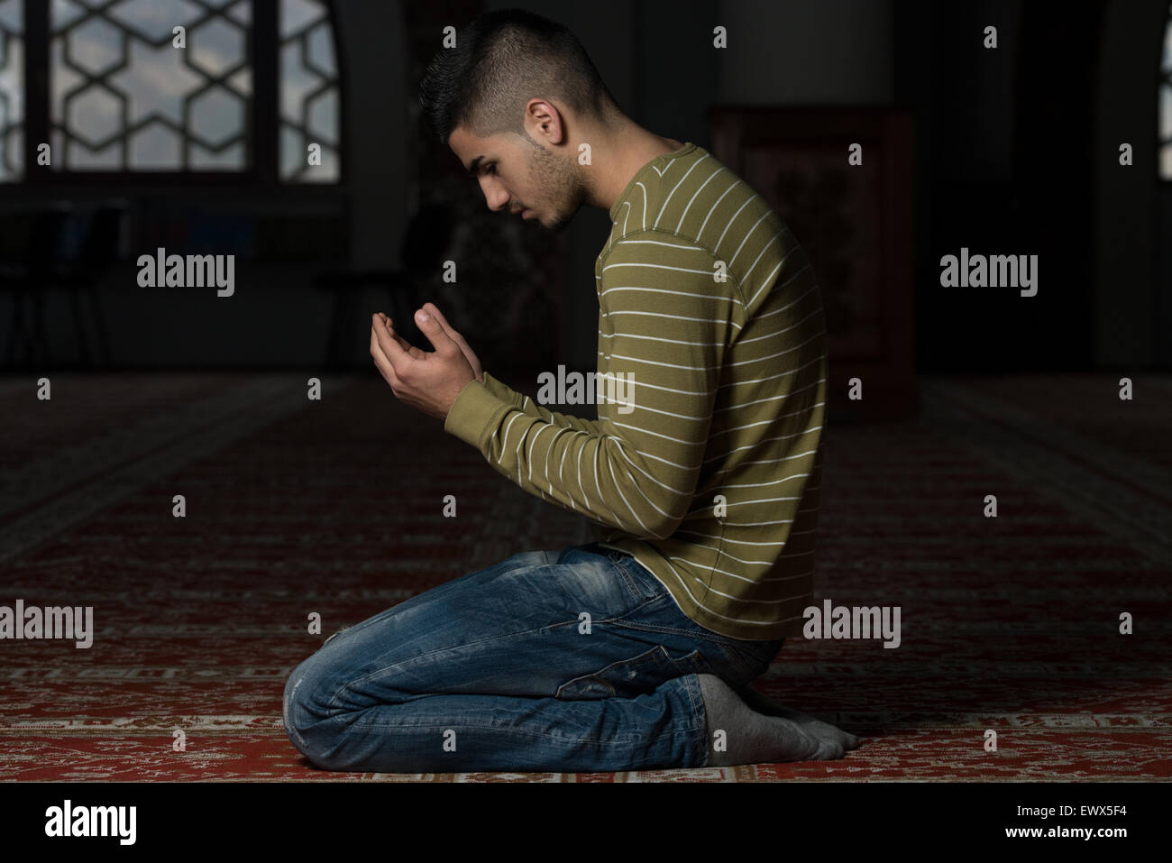 Arab man praying hi-res stock photography and images - Alamy